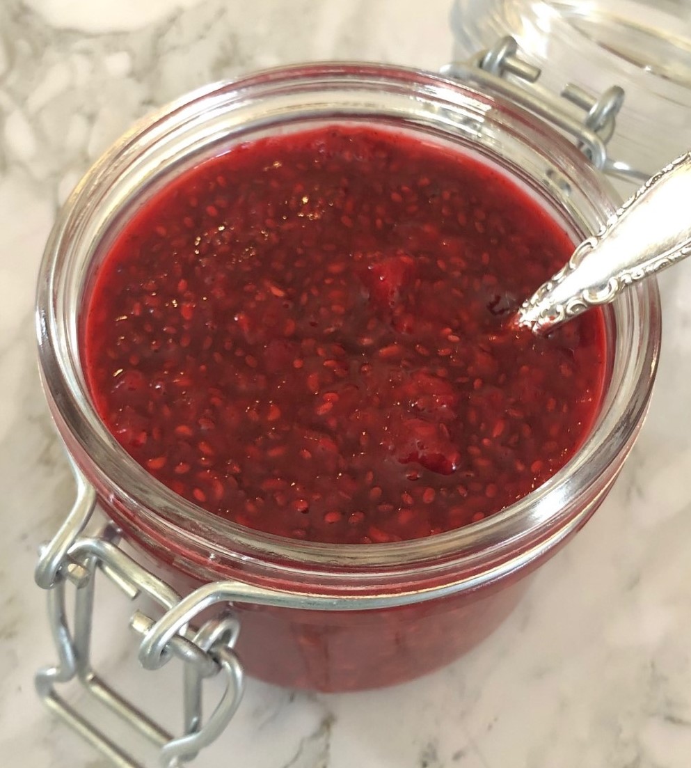 RASPBERRY CHIA SEED JAM - Hannes Helpings
